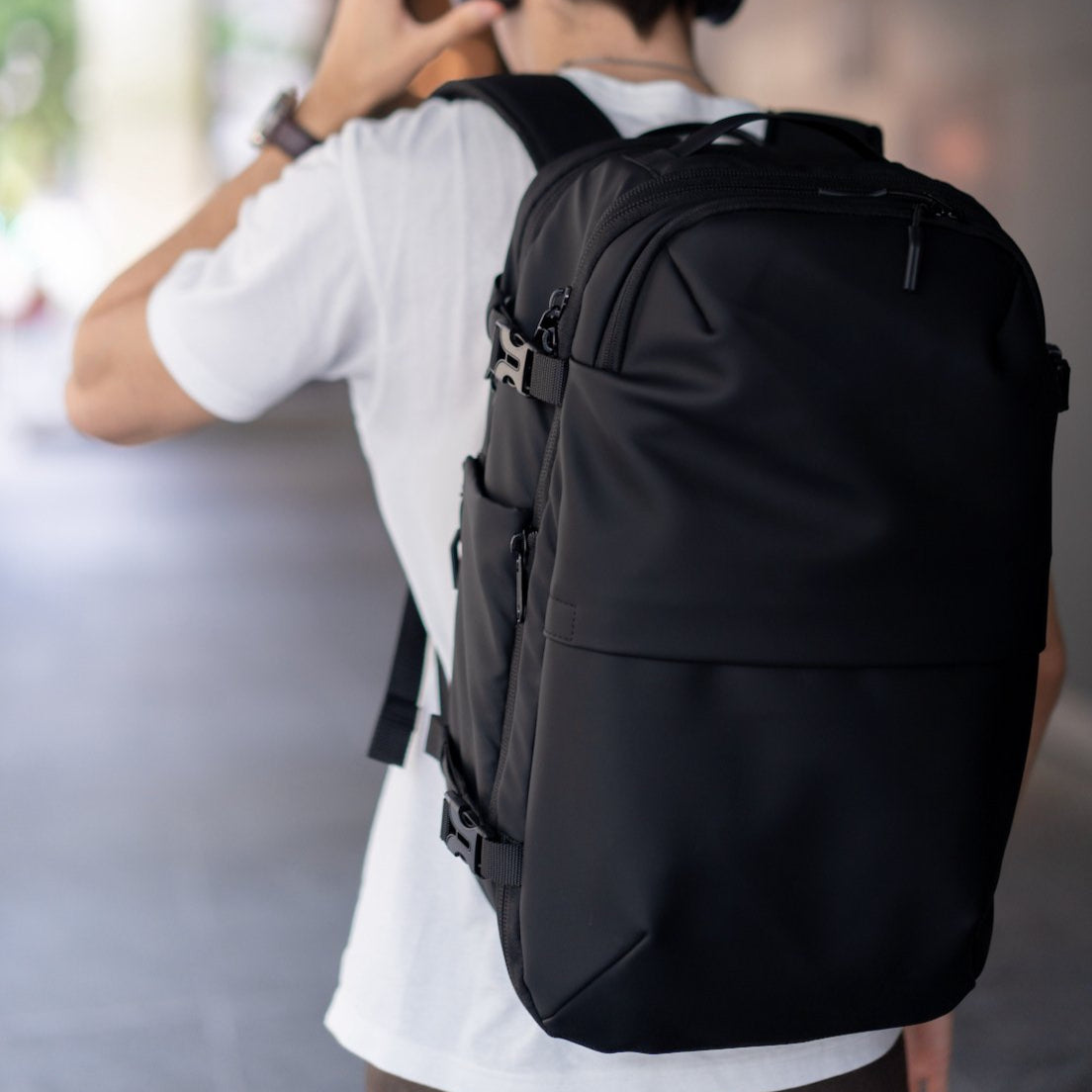 Aero 60L Vacuum-Seal Air Compression Travel Backpack – Black Voyage