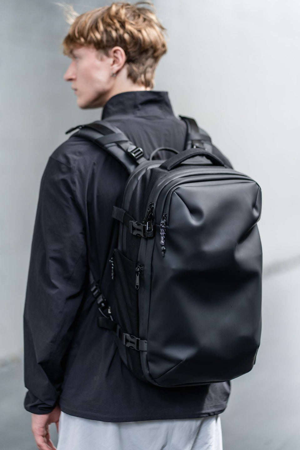 Zephyr 60L Vacuum-Seal Air Compression Travel Backpack – Black Voyage